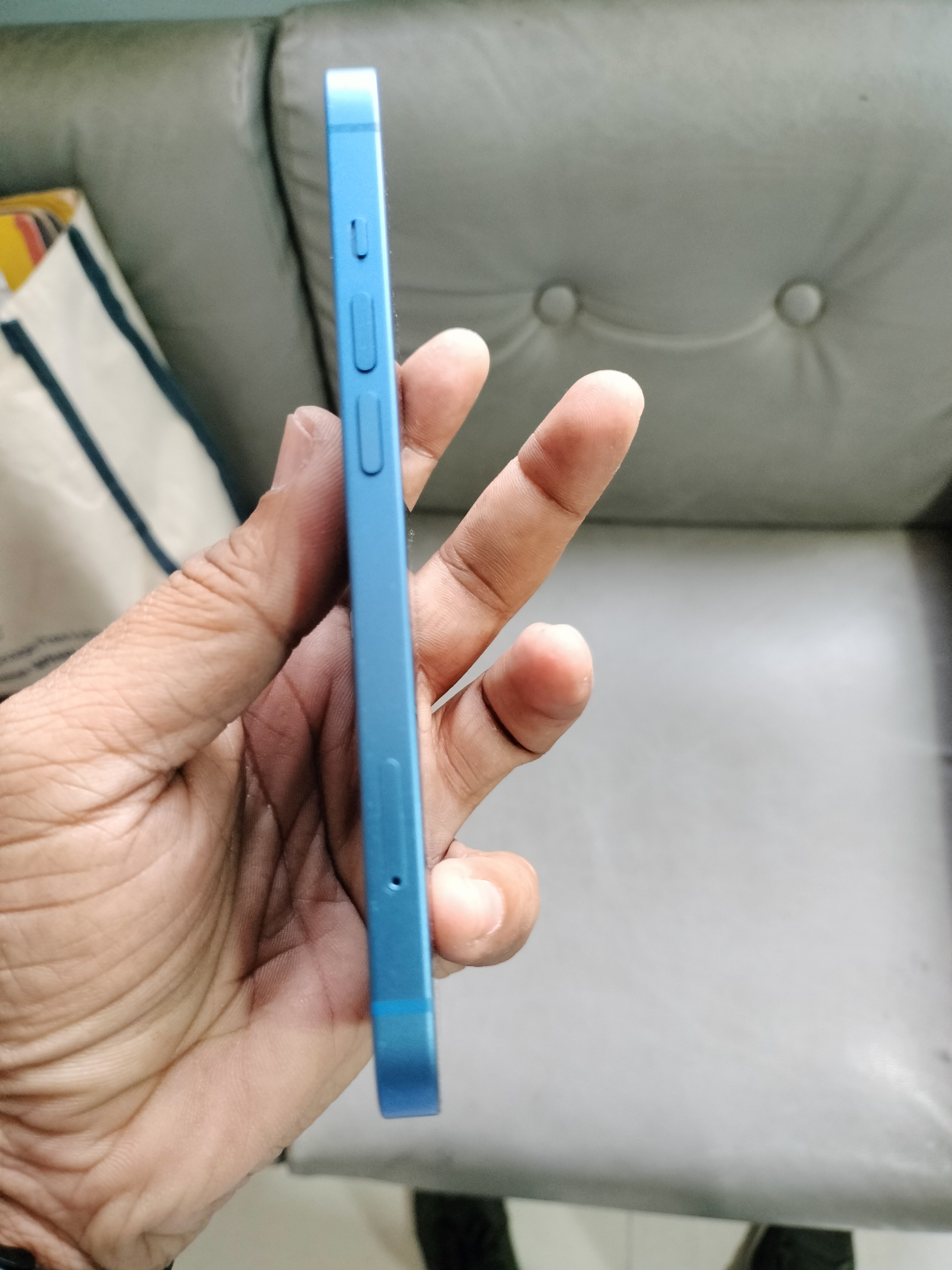 Buy Refurbished Apple iPhone 13 Online in India at Cashify Store